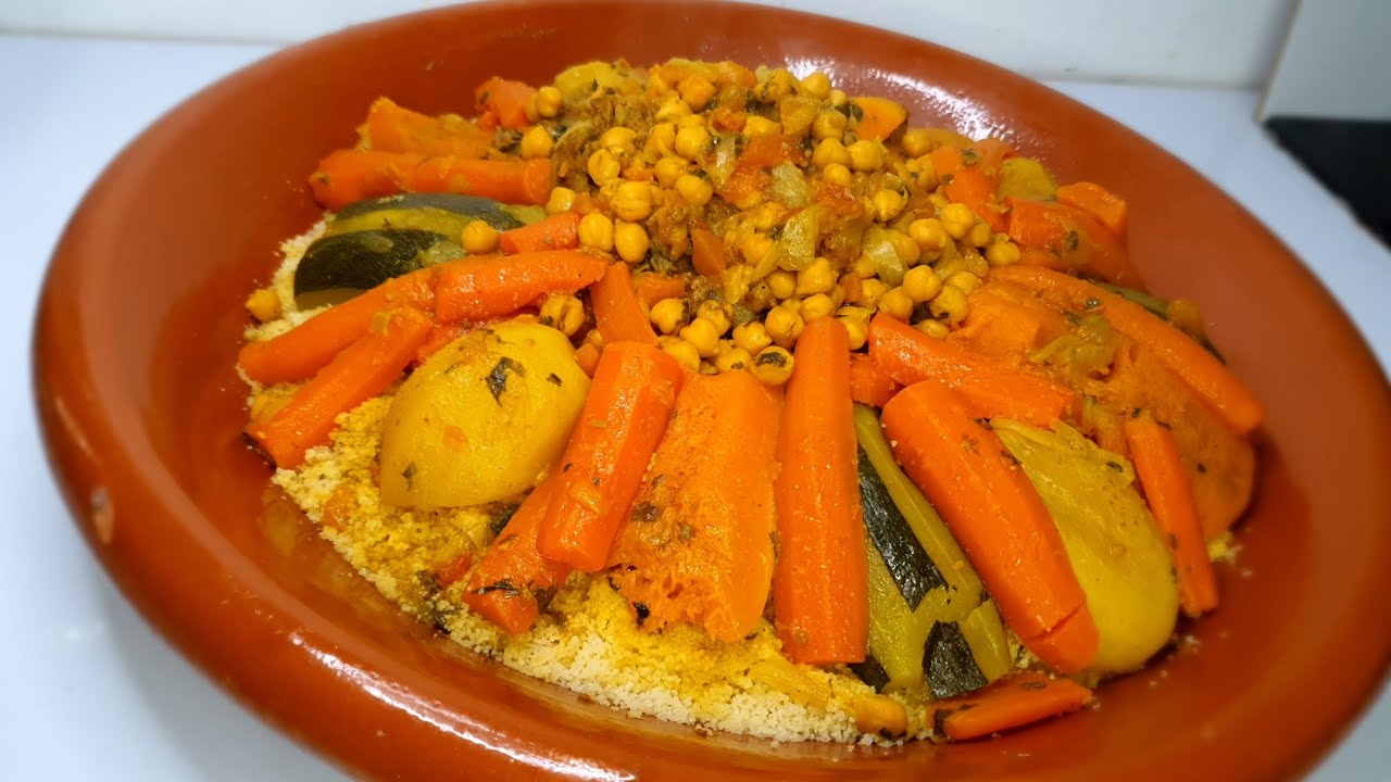 Le Couscous Marocain : Secrets, Traditions et Saveurs d’un Plat Légendaire